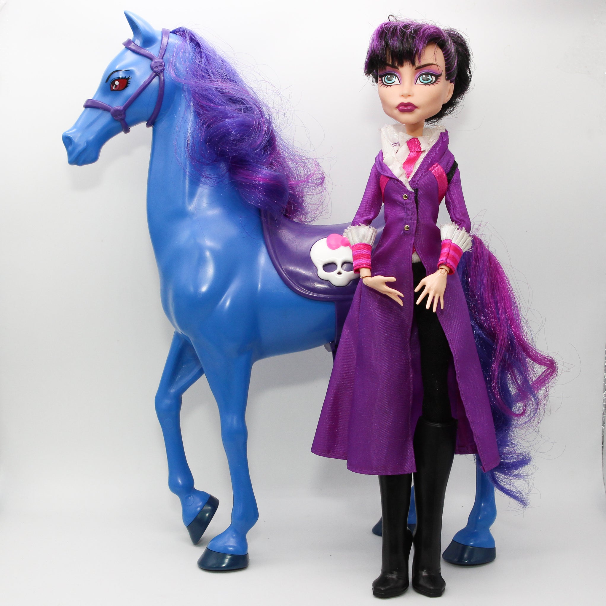 Monster High Headless Headmistress Bloodgood nukke ja Nightmare hevone ...